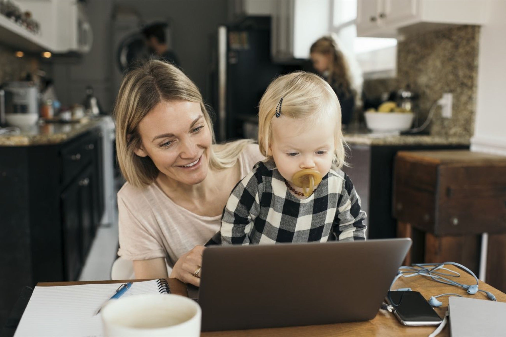 How to Market to Moms: 5 Insights Brands Should Know (Infographic)