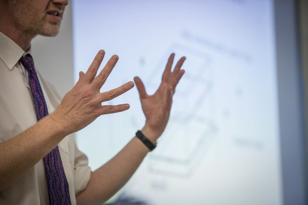 7 Hand Gestures to Get People to Listen to You (Infographic)