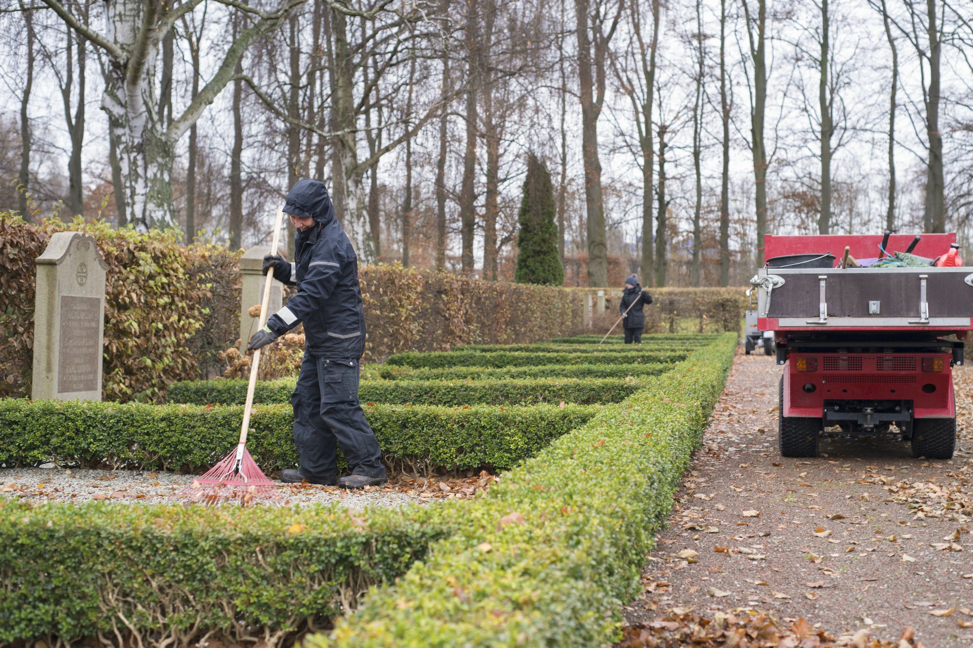 The 5 Lessons I Learned From Working in a Graveyard