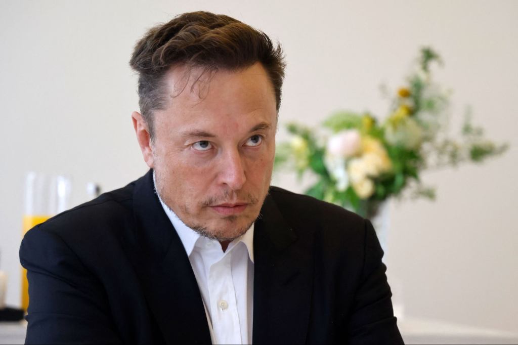 Elon Musk Says He's Hiring a New VP Position at Twitter