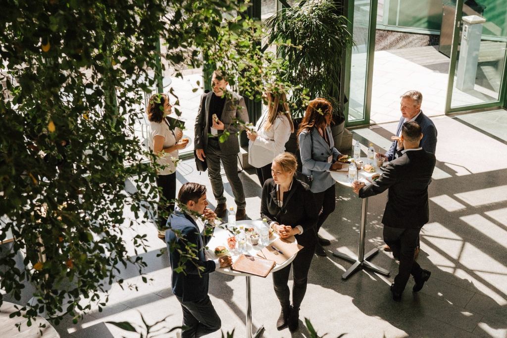 How To Network Like a Pro in 2024