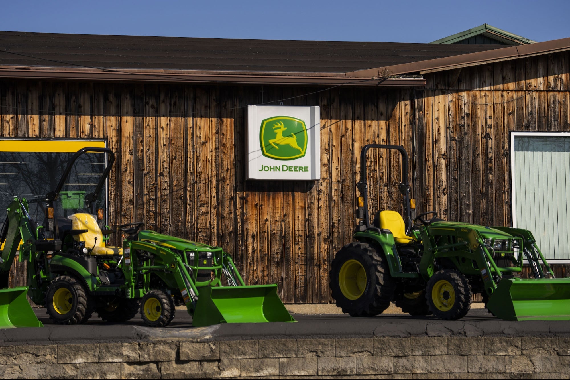 John Deere Laying Off 600 Workers, Eyes Mexico Production